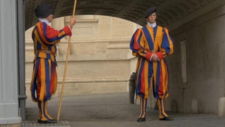 Inside the Vatican: A Day in the Life of a Swiss Guard - Schweizer Garde
